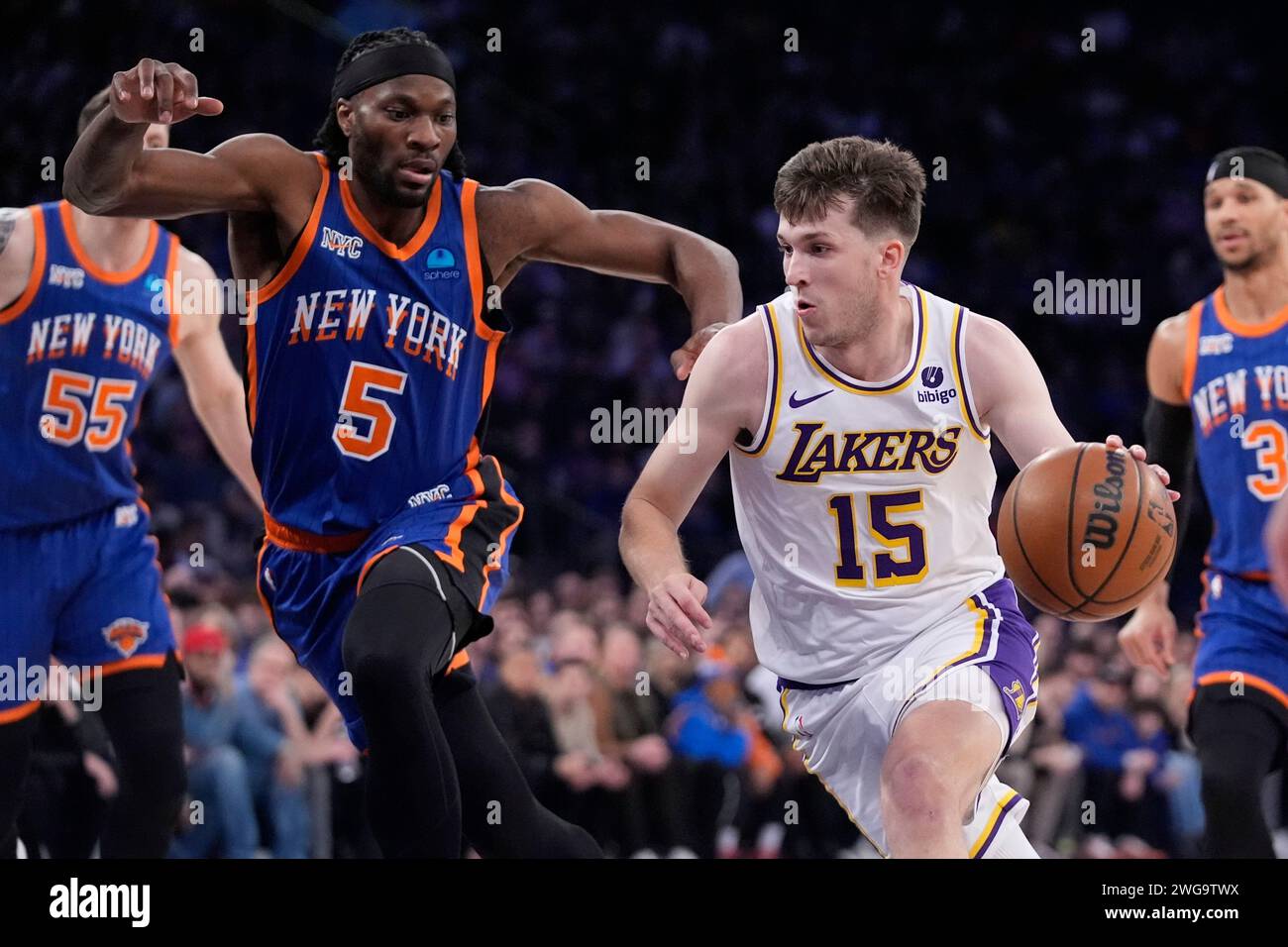 Los Angeles Lakers' Austin Reaves (15) drives past New York Knicks ...