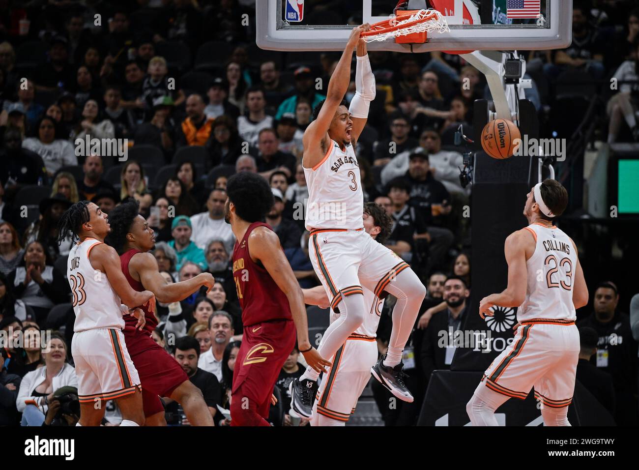 San Antonio Spurs' Keldon Johnson (3) dunks during the first half of an ...