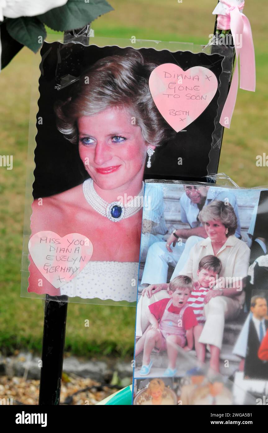 Pictures in memory of Princess Diana, entrance door, Kensington Palace ...