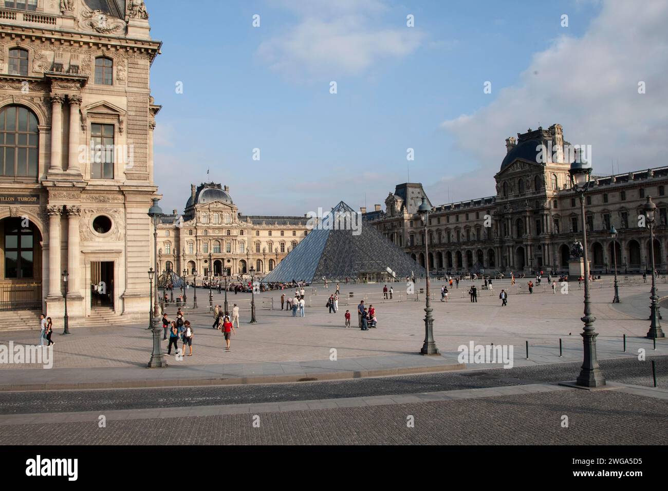 Louvre culture hi-res stock photography and images - Alamy