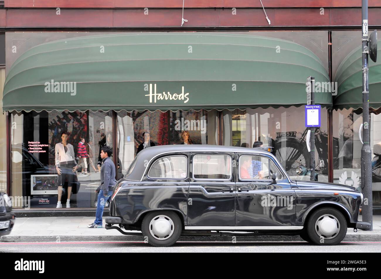 Harrods facade hi-res stock photography and images - Alamy