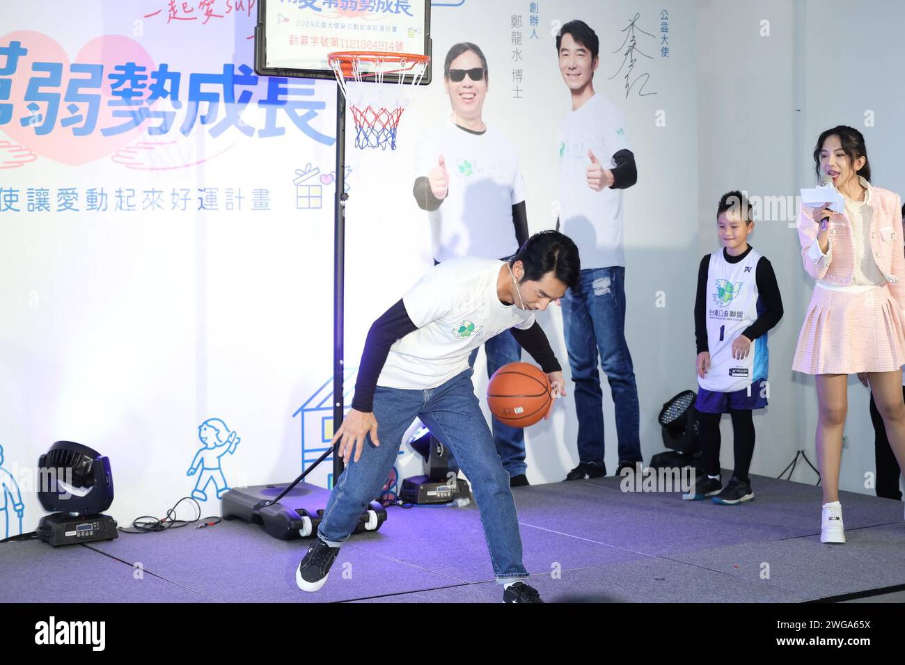 Taiwanese actor, television host and singer Lee Lee-zen attends a ...