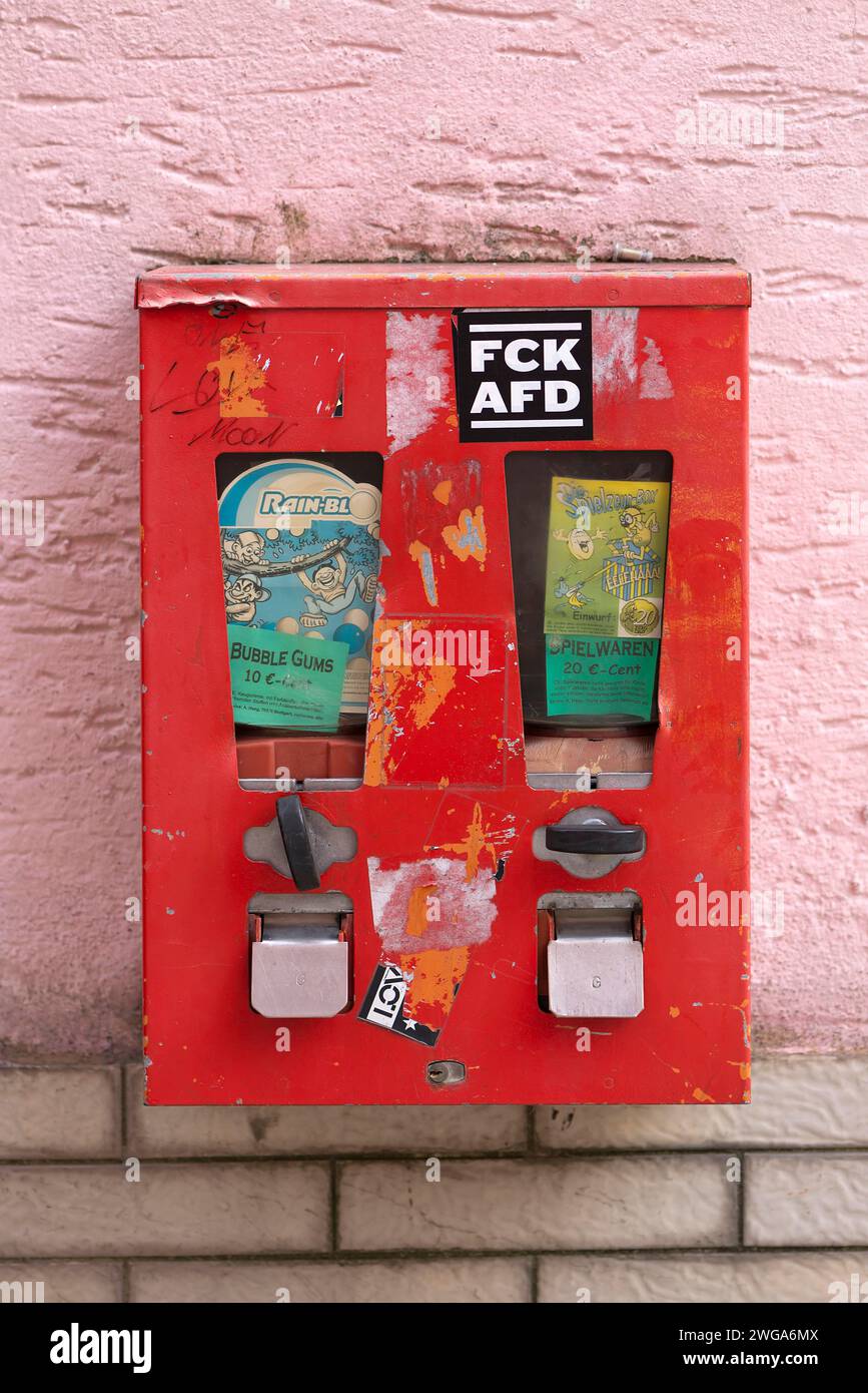 Gumball vending machine hi-res stock photography and images - Alamy