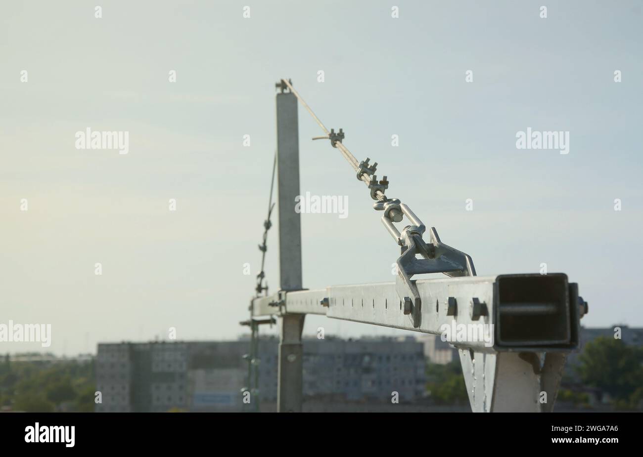 Rope lockers in rear beam of suspended wire rope platform for facade ...