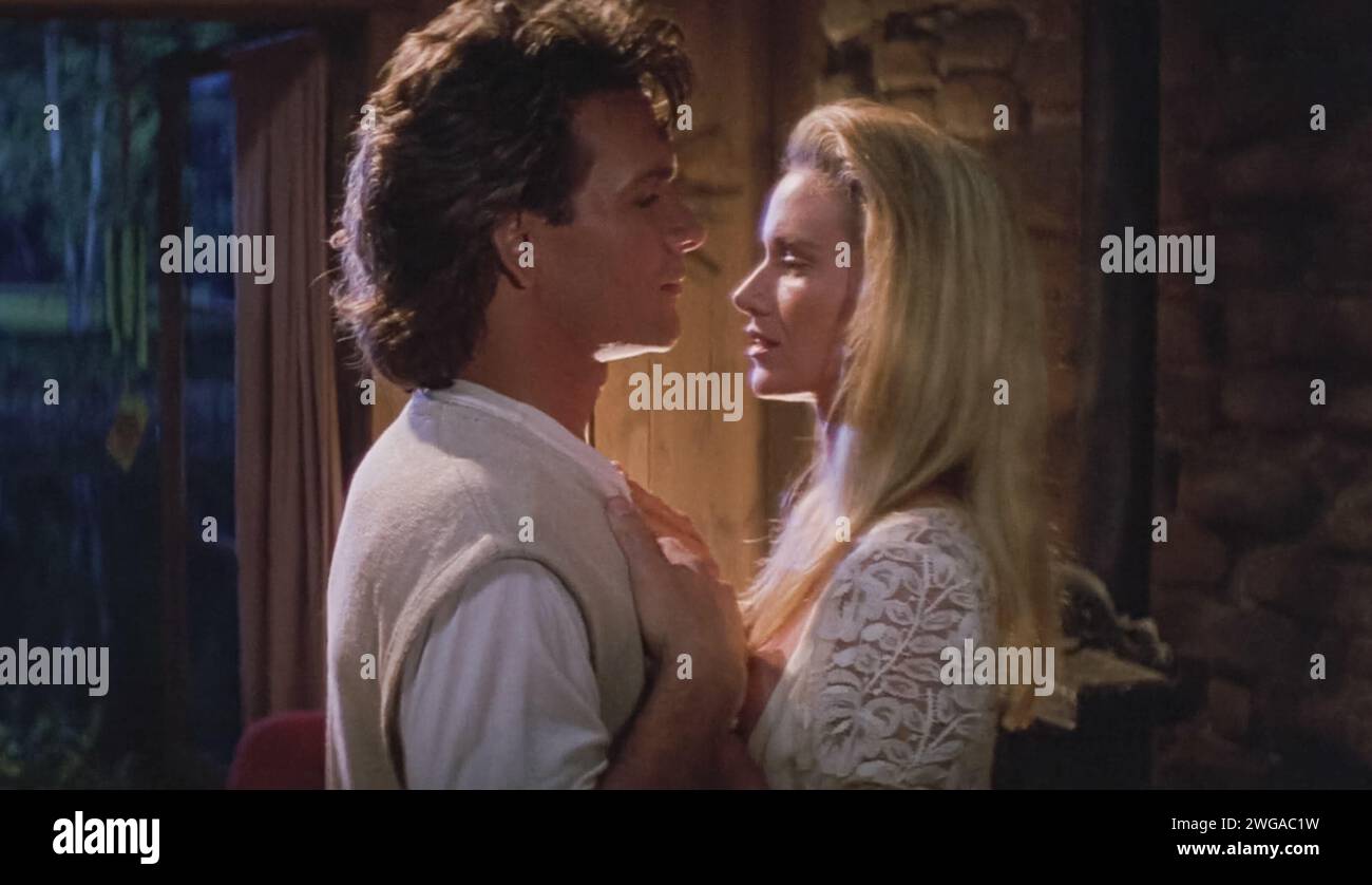 USA. Patrick Swayze and Kelly Lynch in a scene from the (C)United ...