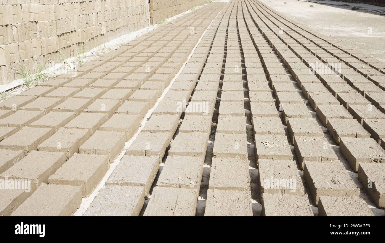 Sun dried brick house hi-res stock photography and images - Alamy