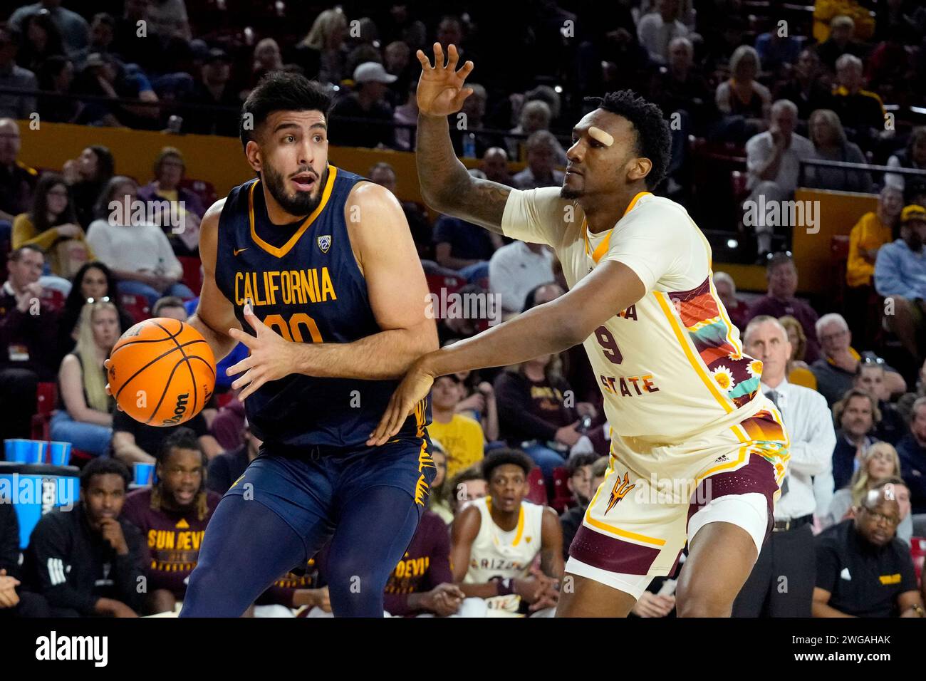 California forward Fardaws Aimaq (00) drives to the basket against ...