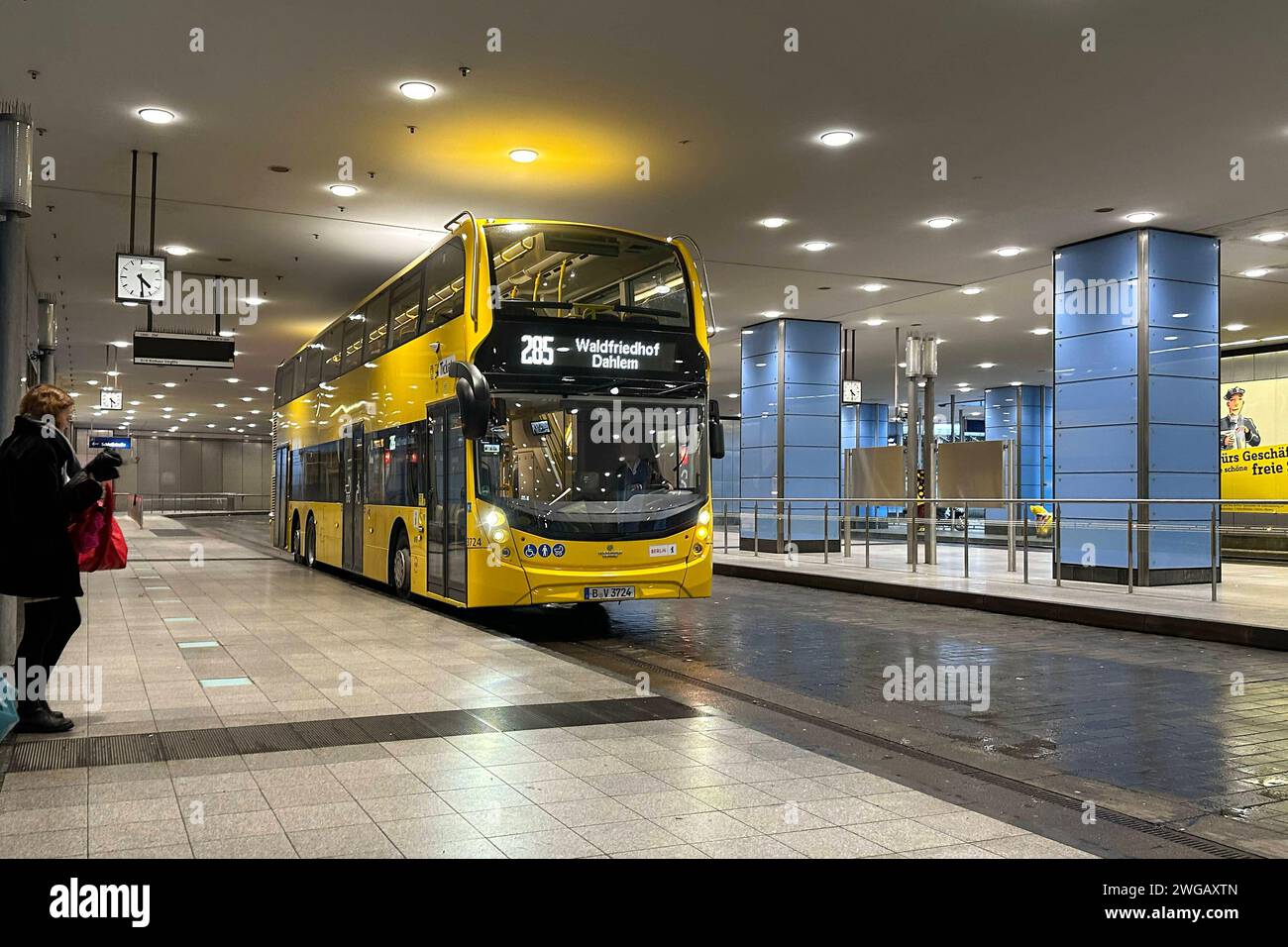 03.02.2024, Berlin, GER - Bus der Linie 285 haelt im Busbahnhof US ...