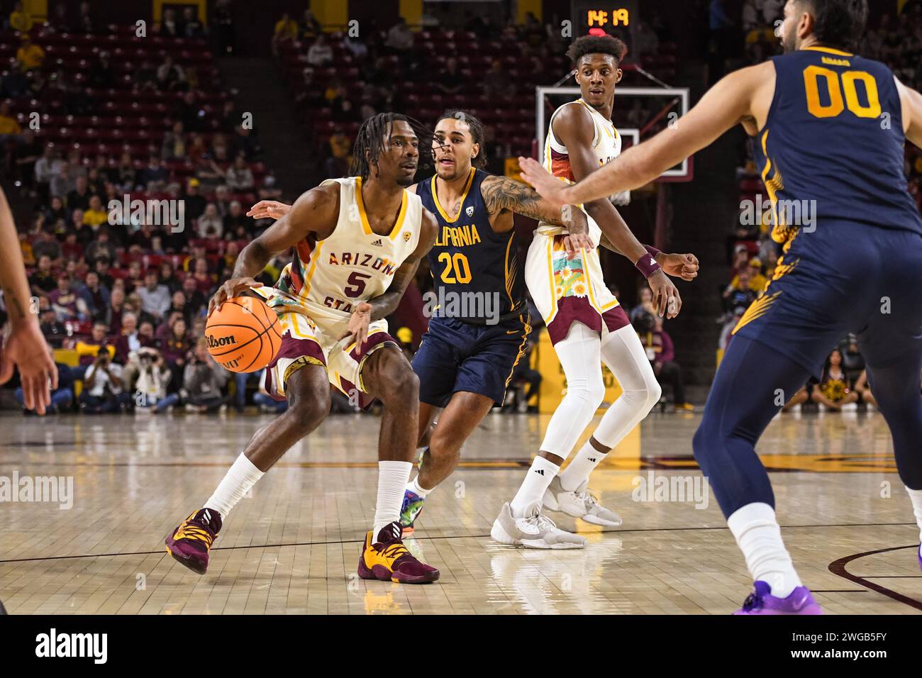Arizona State Sun Devils guard Jamiya Neal (5) drives toward the basket ...
