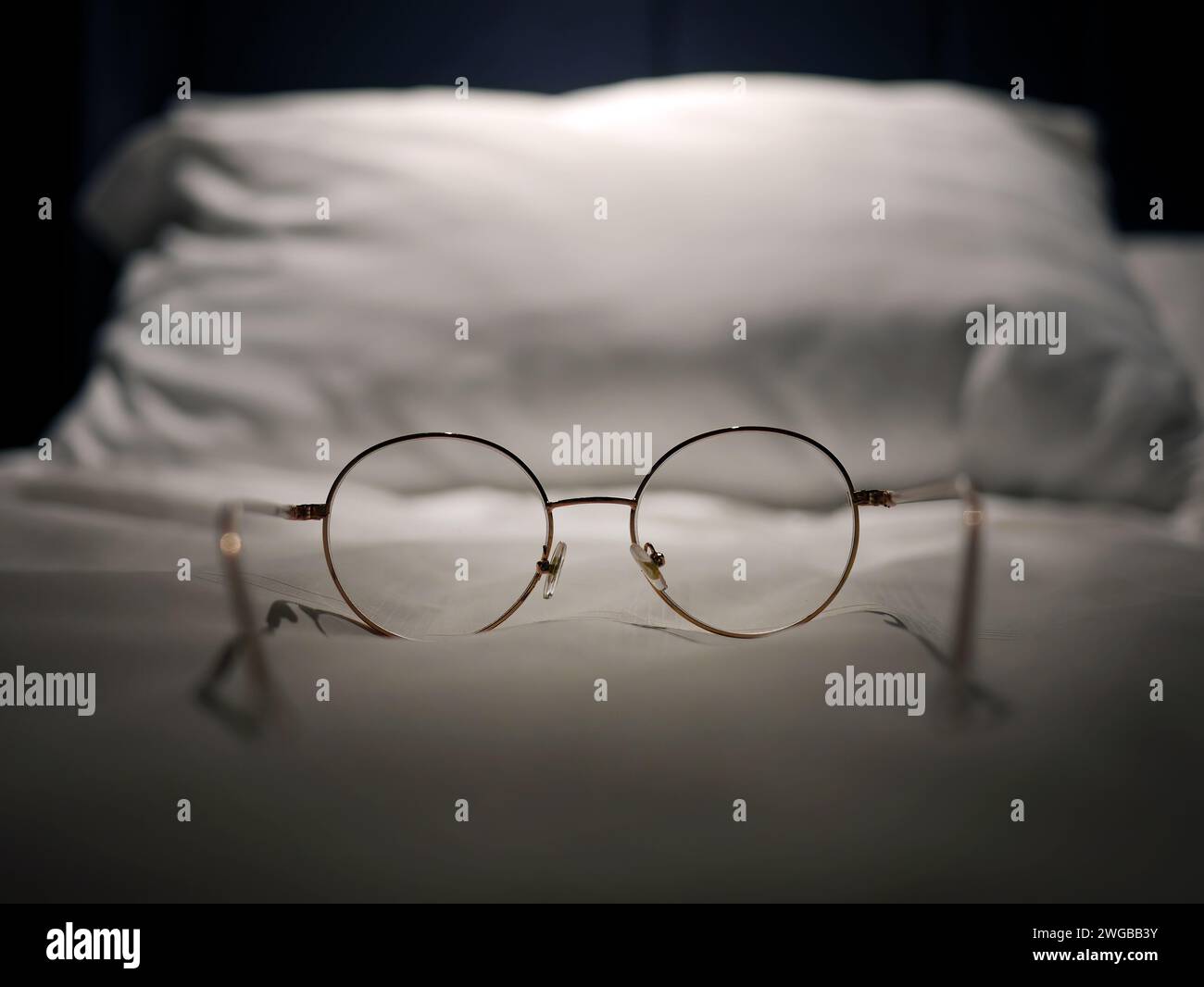 Eyeglass focus travel hi-res stock photography and images - Alamy