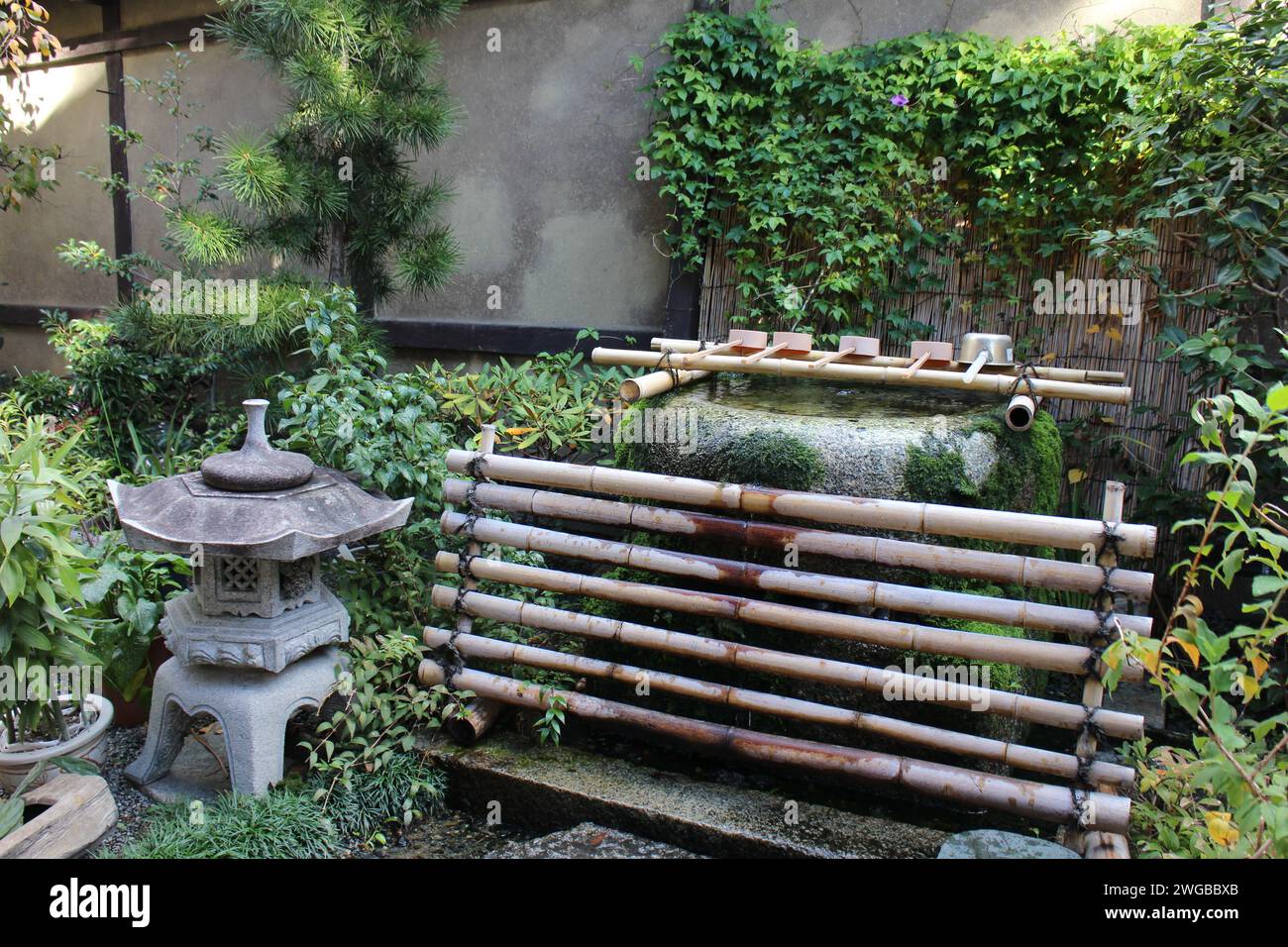 Chozu-ya (water ablution pavilion) in Rokkaku-do Temple, Kyoto, Japan ...