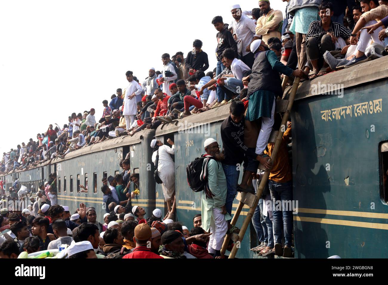 Overcrowded train hi-res stock photography and images - Alamy