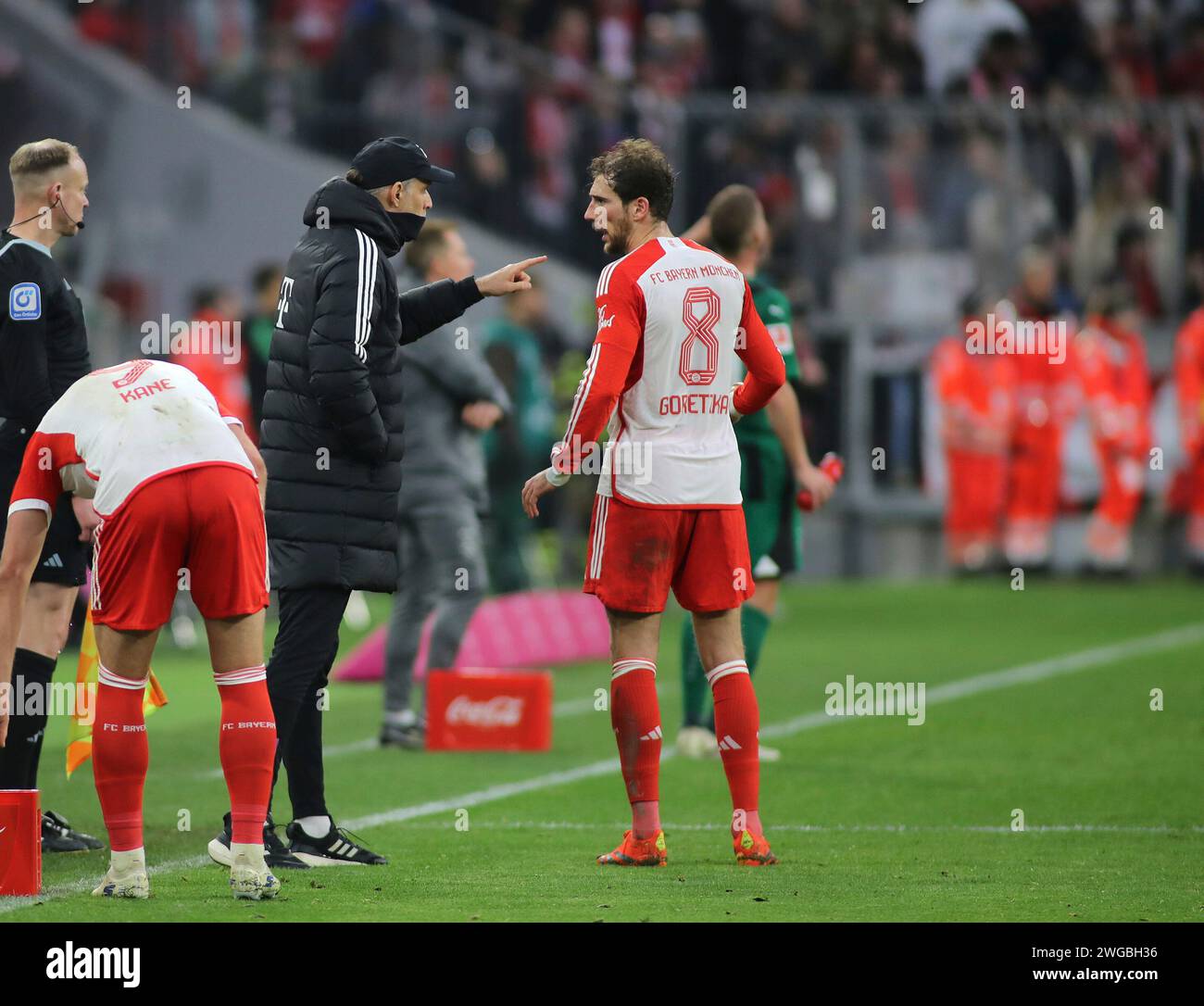 Trainer fc bayern munchen li mit leon goretzka fc bayern hi-res stock ...