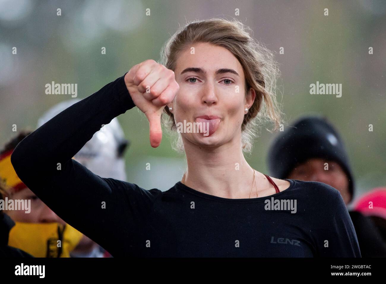 Madeleine Egle (Oesterreich) unzufrieden mit dem Regen und den ...