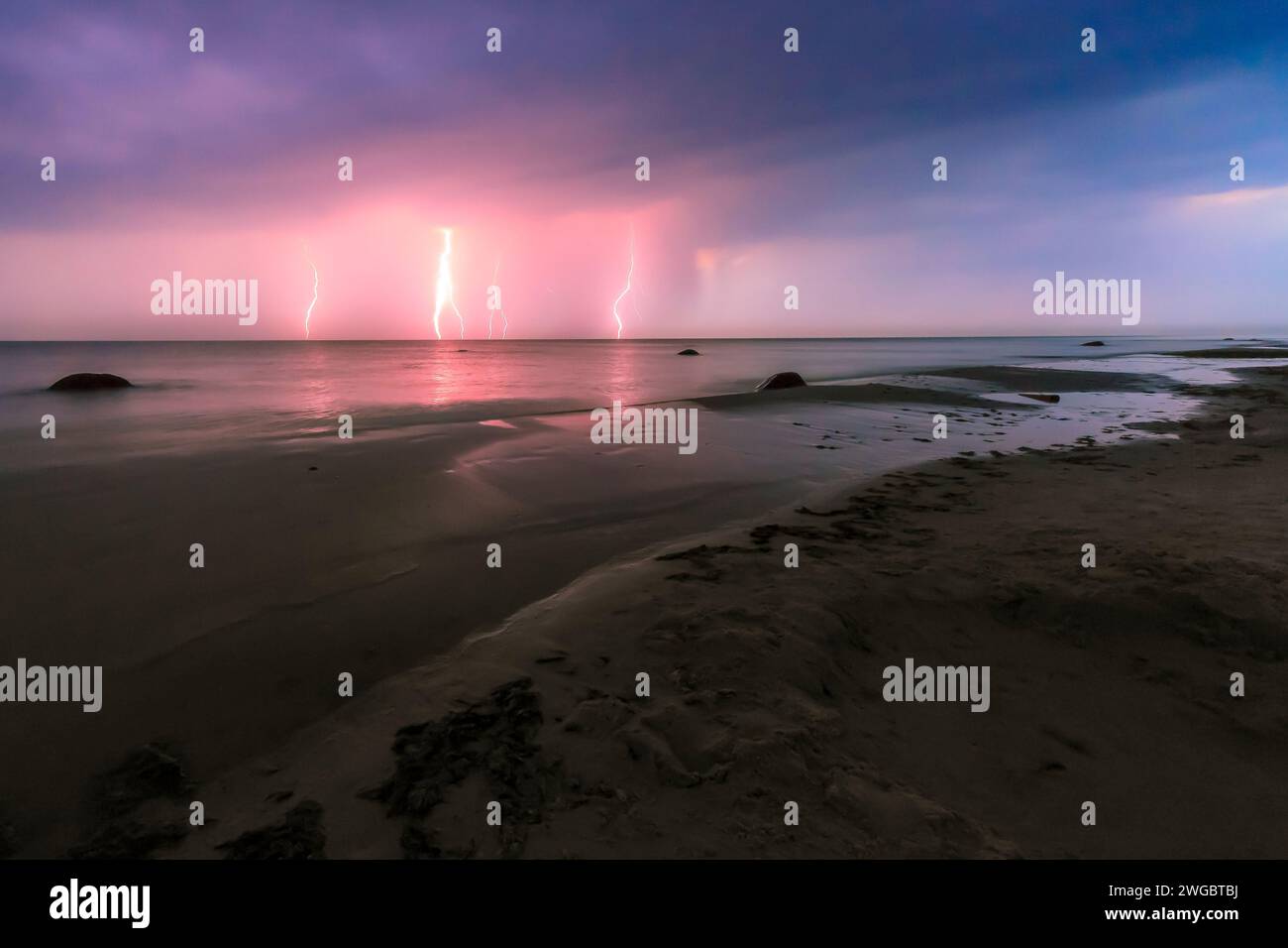 Lightning in storm cloud hi-res stock photography and images - Alamy