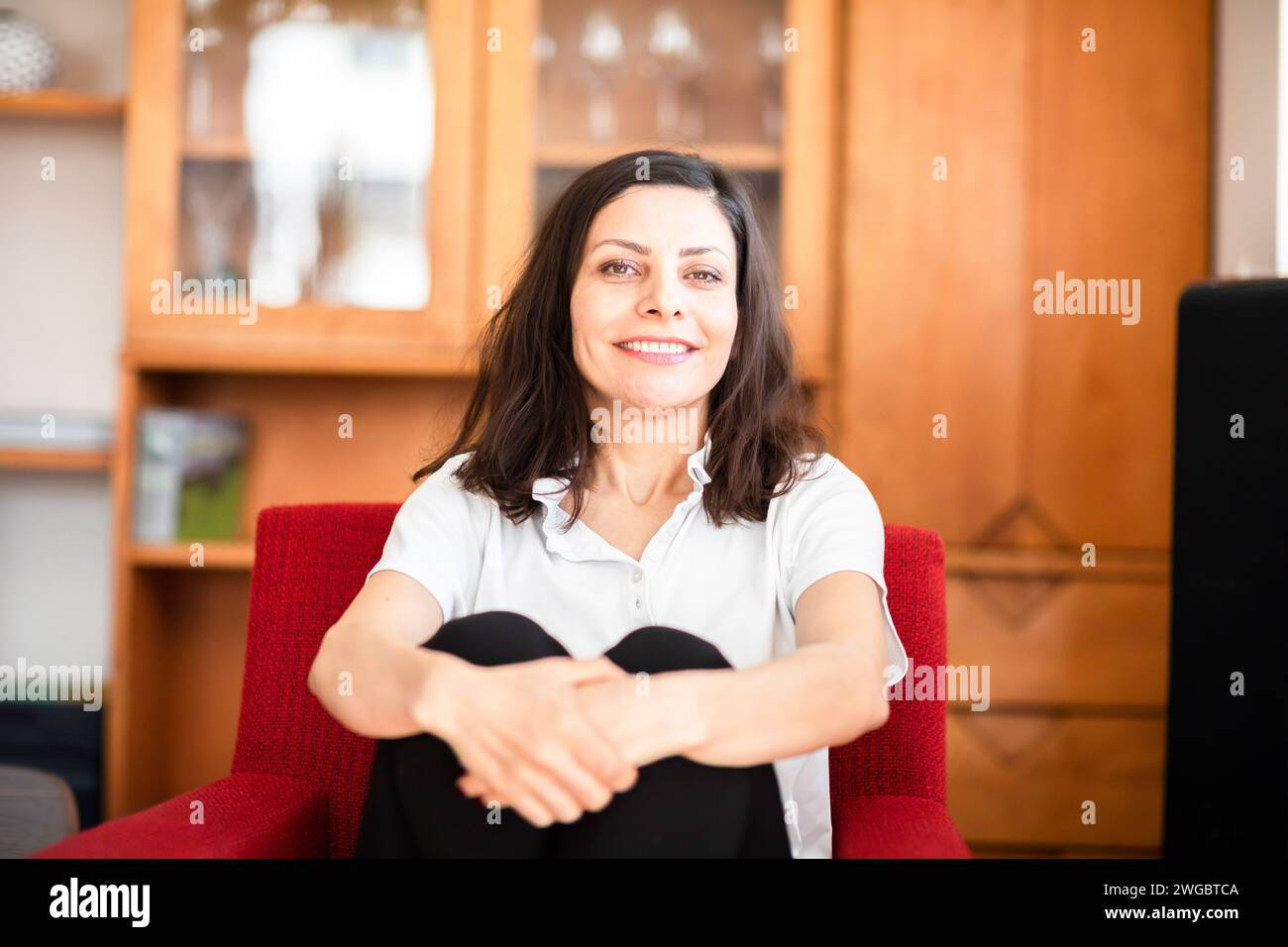 Hugging knees hi-res stock photography and images - Alamy