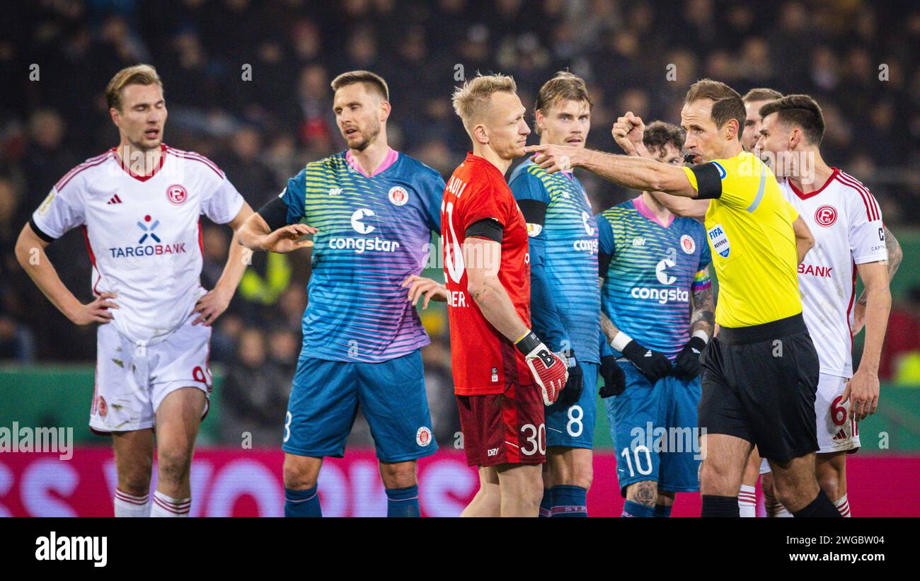 Hamburg, Germany. 30th Jan 2024. Schiedsrichter Sascha Stegemann ...