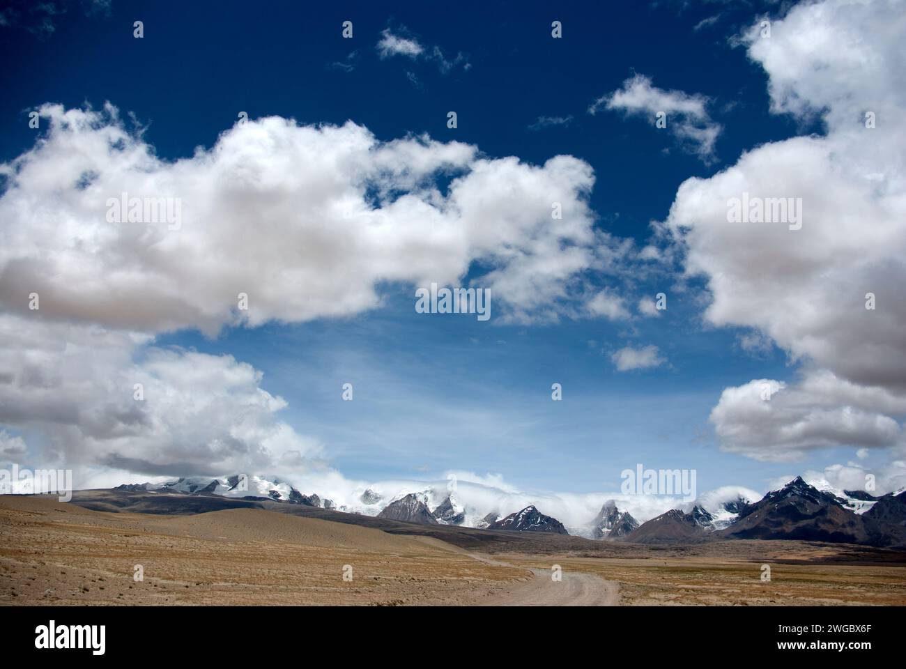 Road through the Tibetan plateau to Tingri, Tibet, China Stock Photo ...