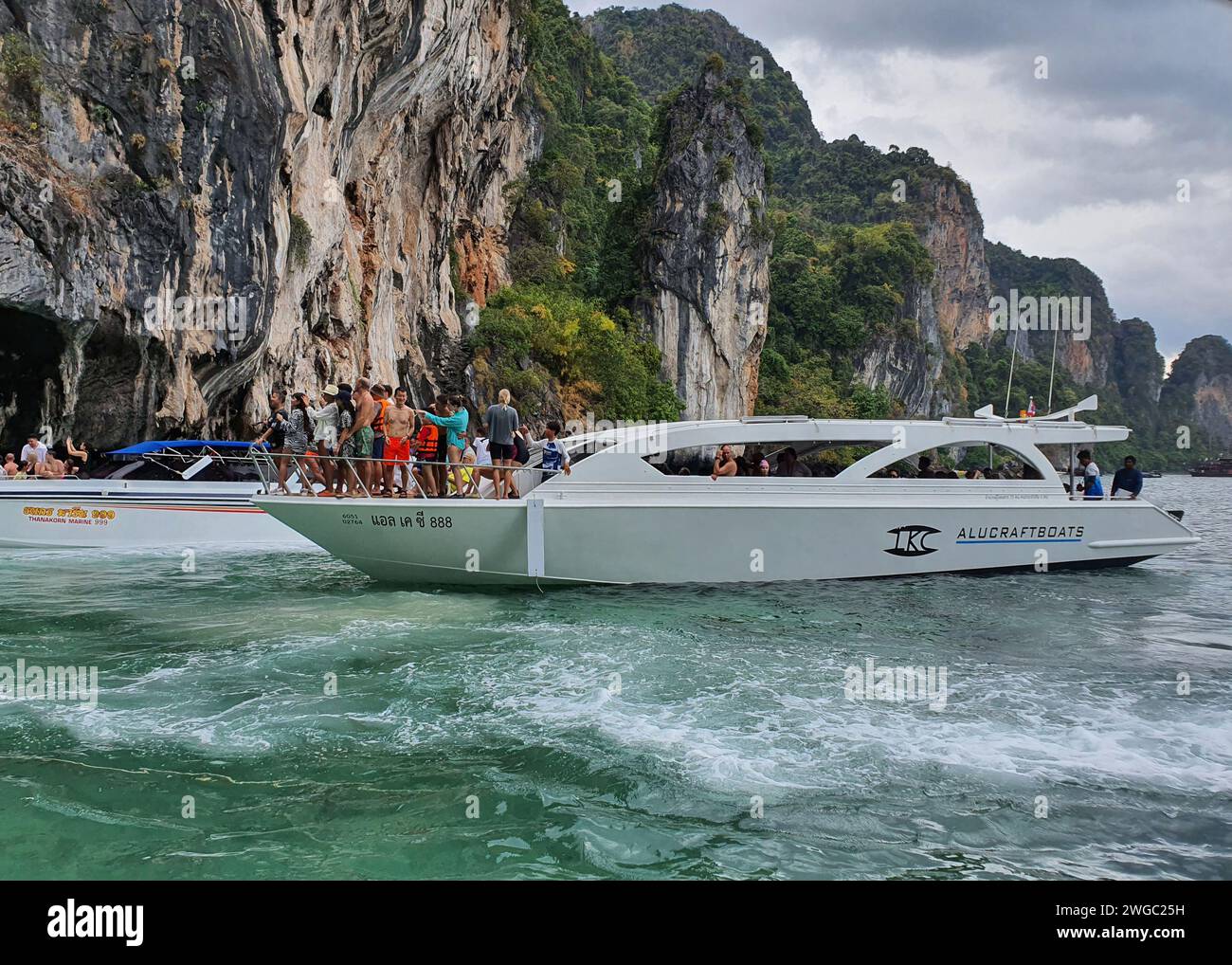 Phuket, Thailand - January 10, 2024: Famous Maya Bay beach at Ko Phi ...