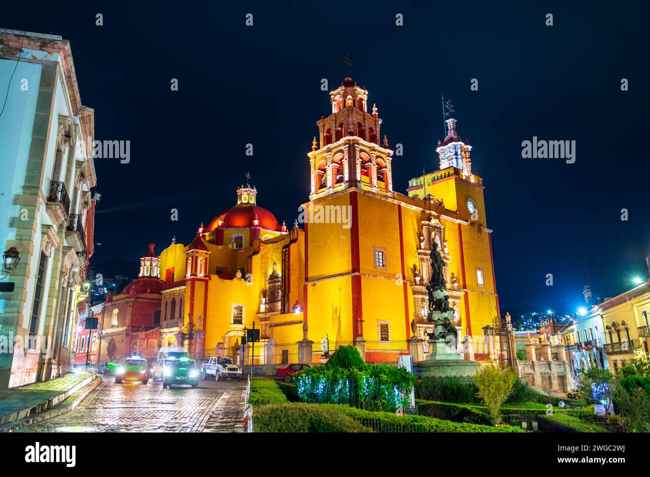 Collegiate Basilica of Our Lady of Guanajuato in Mexico at night Stock ...
