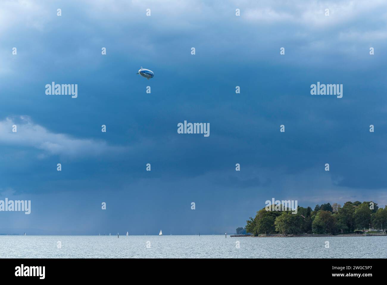 Moated castle, Lake Constance, Zeppelin, dinkle clouds, sailboats ...