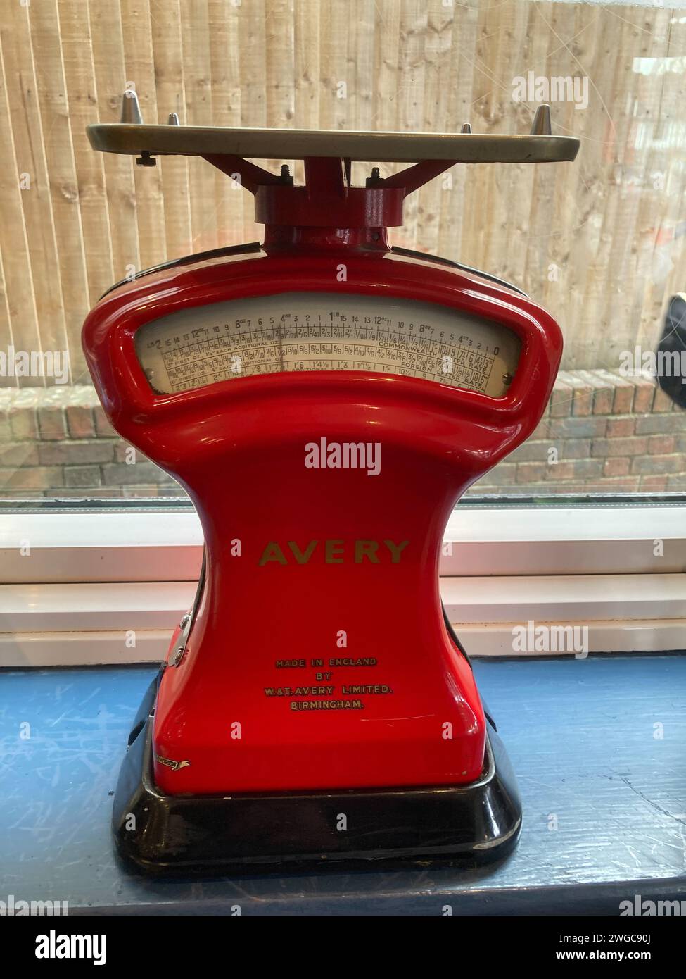 Red scales hi-res stock photography and images - Alamy