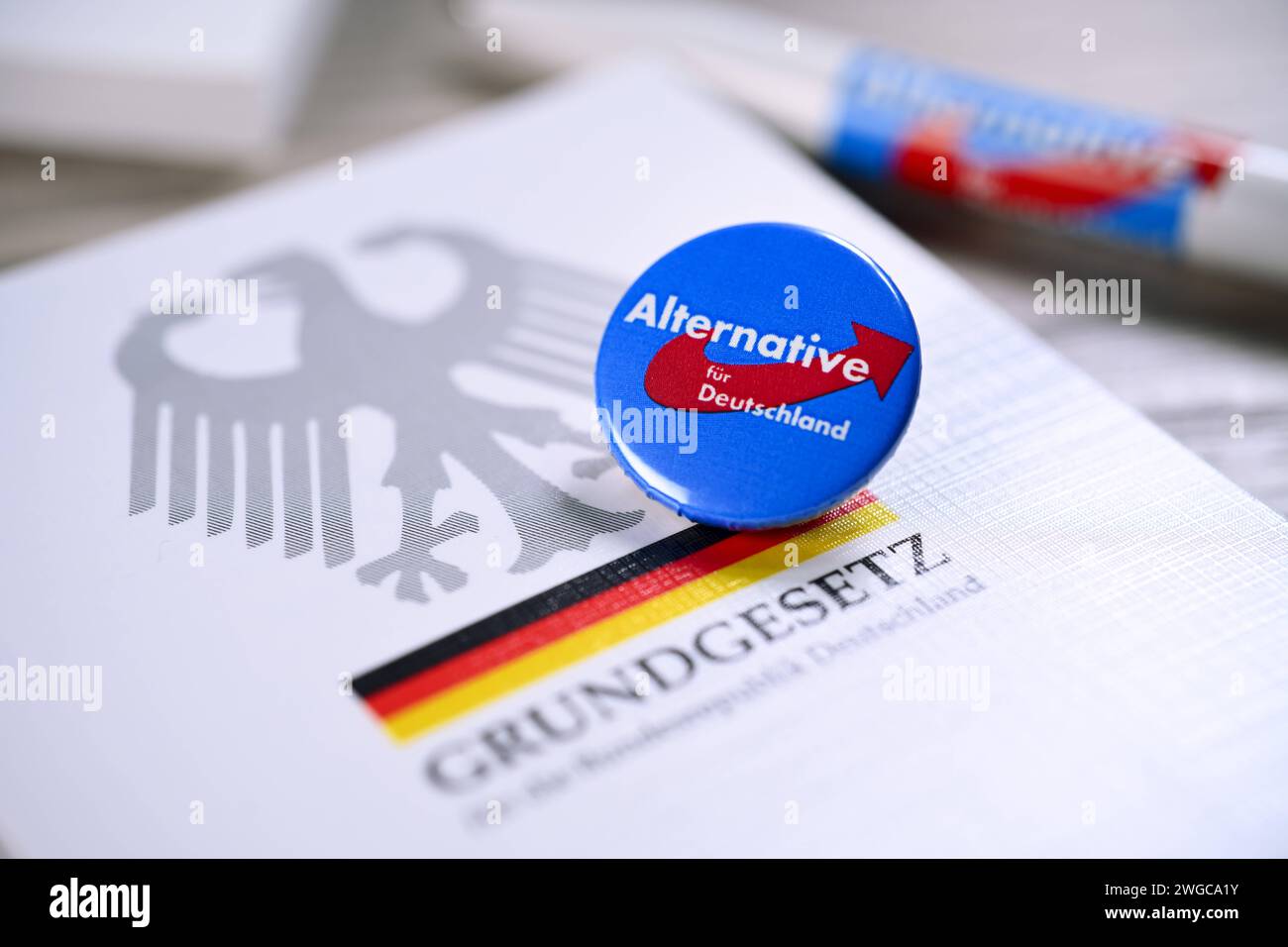Parteianstecker der AfD auf dem deutschen Grundgesetz, Symbolfoto für ...