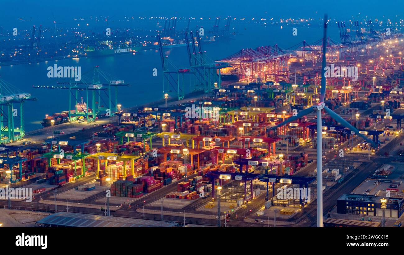 (240204) -- TIANJIN, Feb. 4, 2024 (Xinhua) -- An aerial drone photo ...