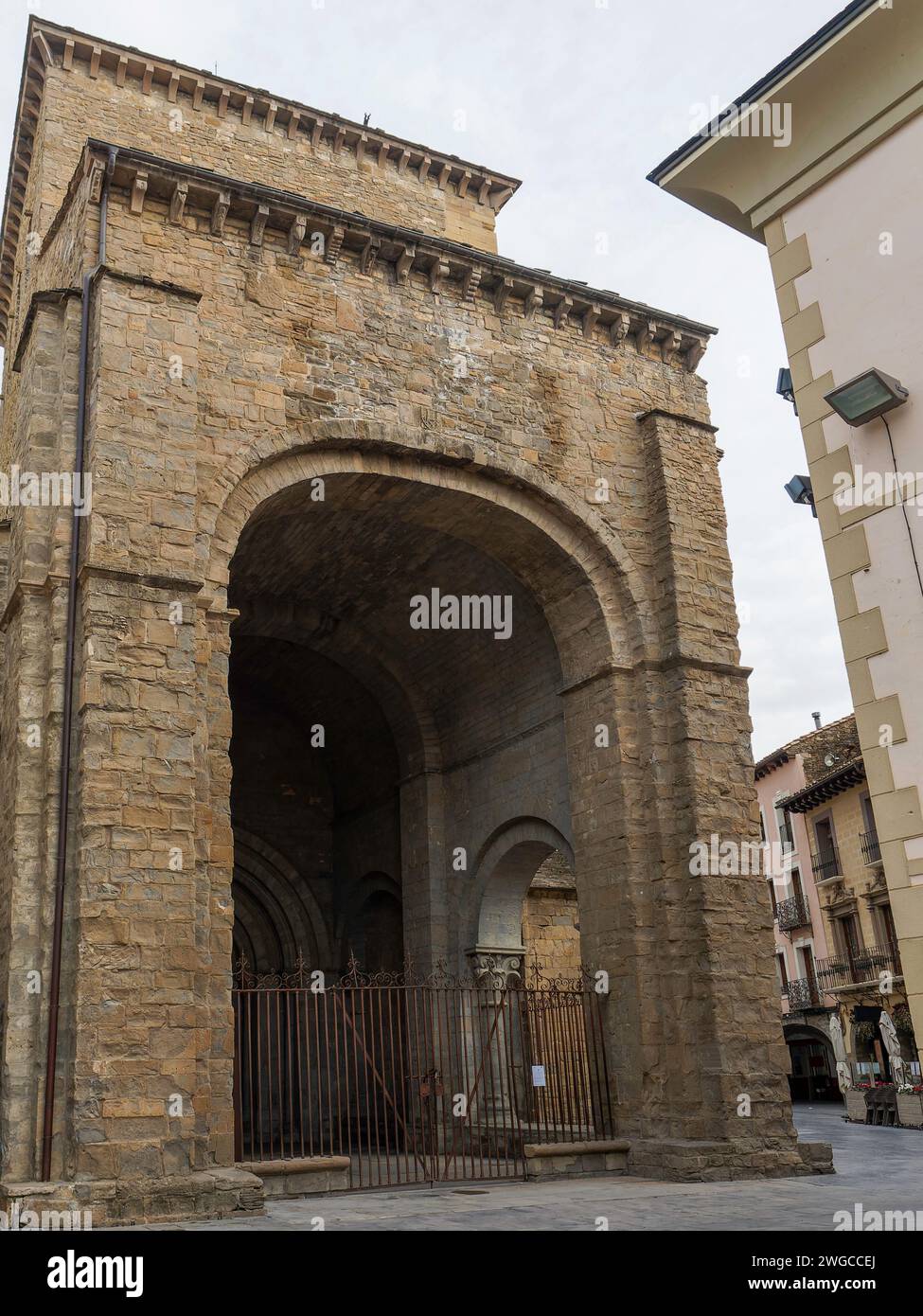 Entrada A La Catedral De Jaca De Estilo Romano Data En El Siglo XI En ...