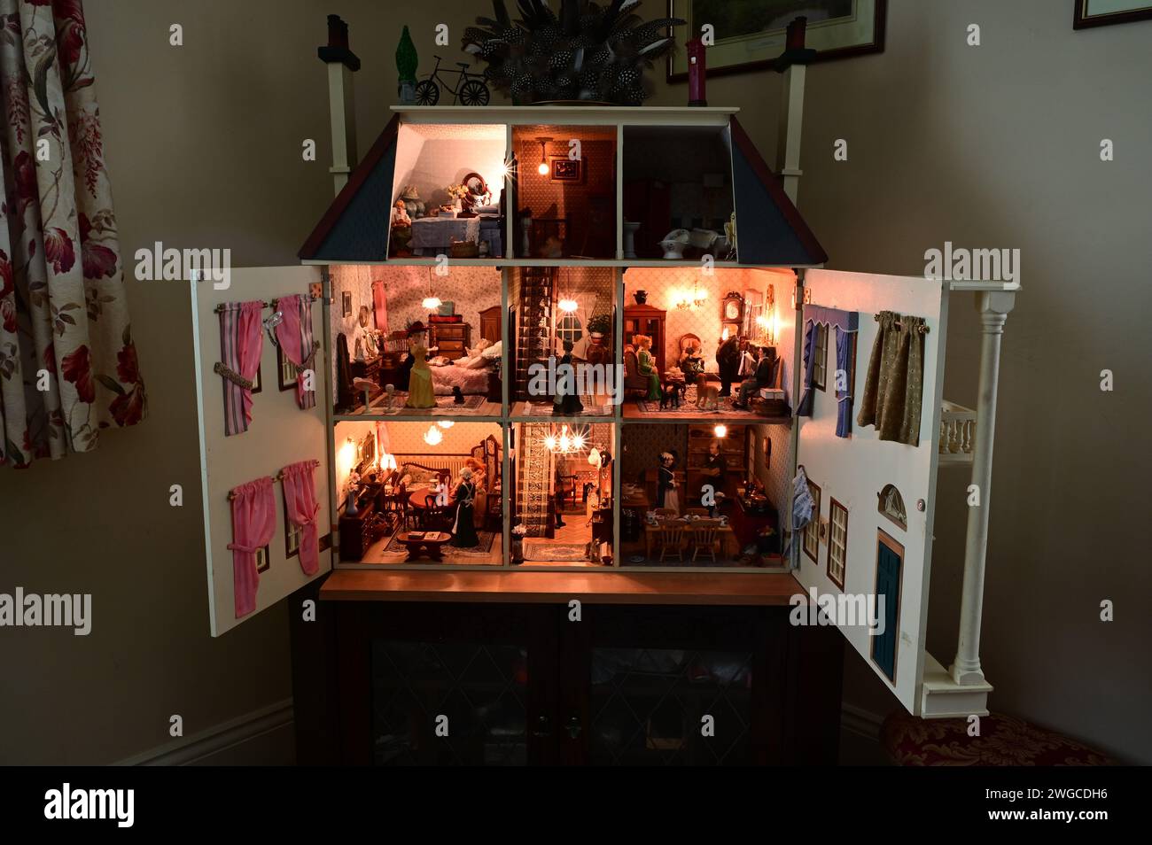 The inside of a Dolls house Stock Photo - Alamy