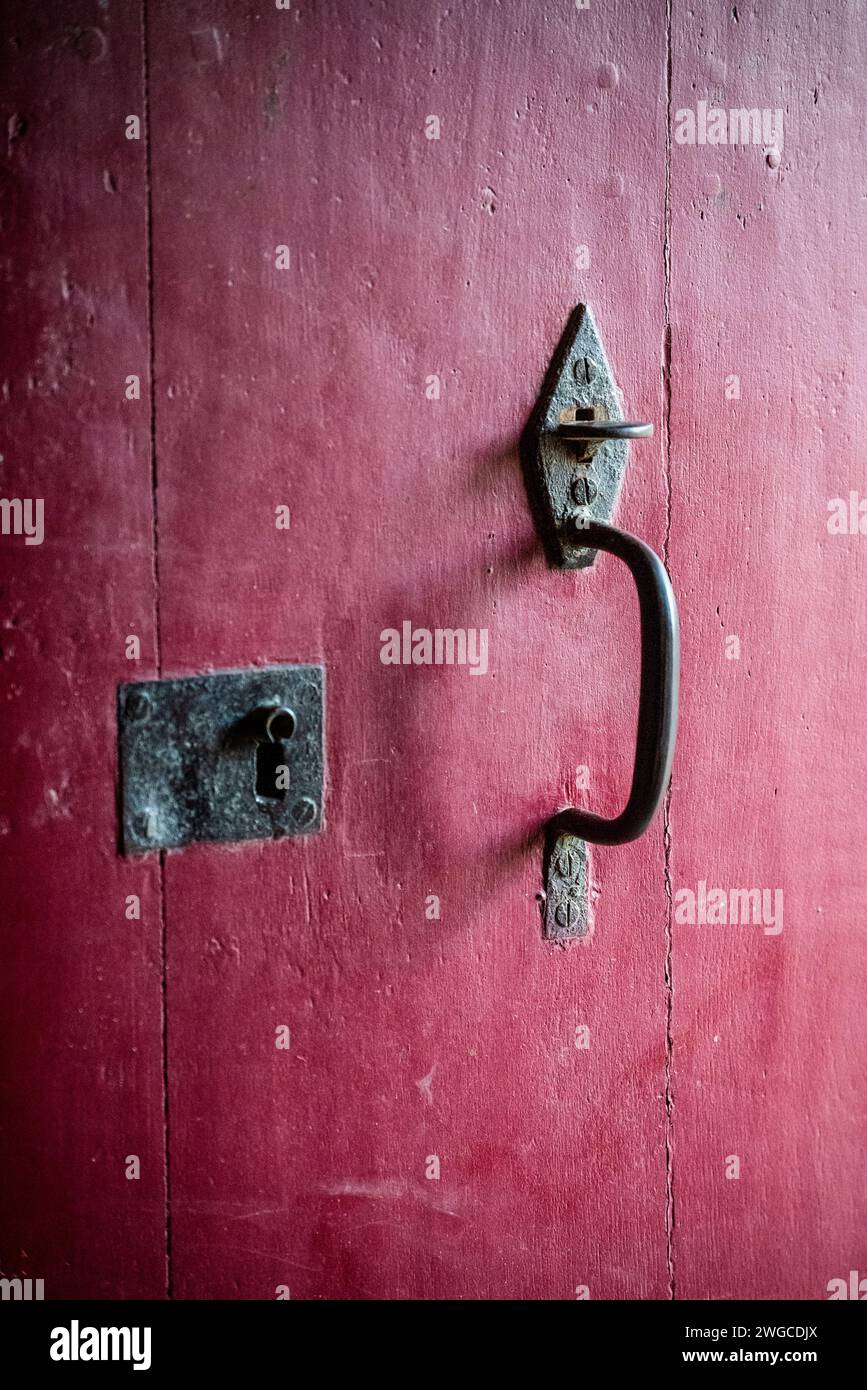 Red door with a doorhandle and keyhole Stock Photo - Alamy