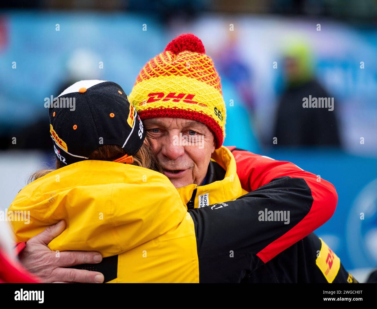 Norbert Loch (Deutschland, Bundestrainer Rodeln) umarmt Julia Taubitz ...