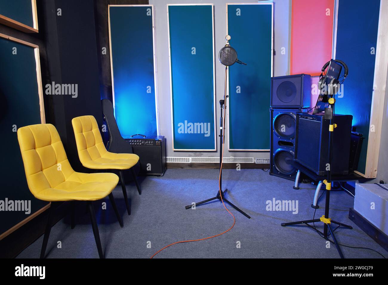 Vocal training hi-res stock photography and images - Alamy