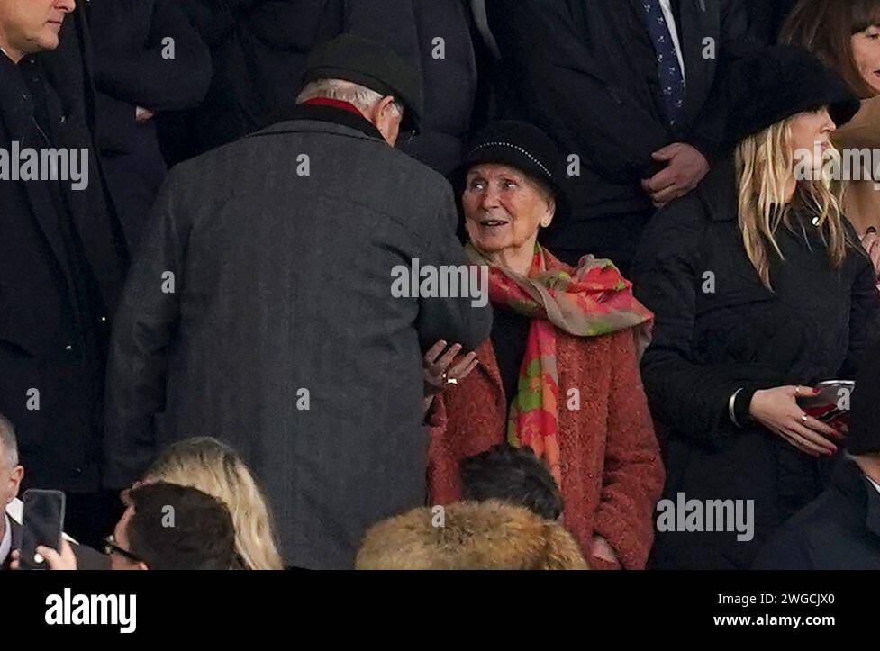 Sir Alex Ferguson greets Norma Ball, wife of the late Bobby Charlton ...