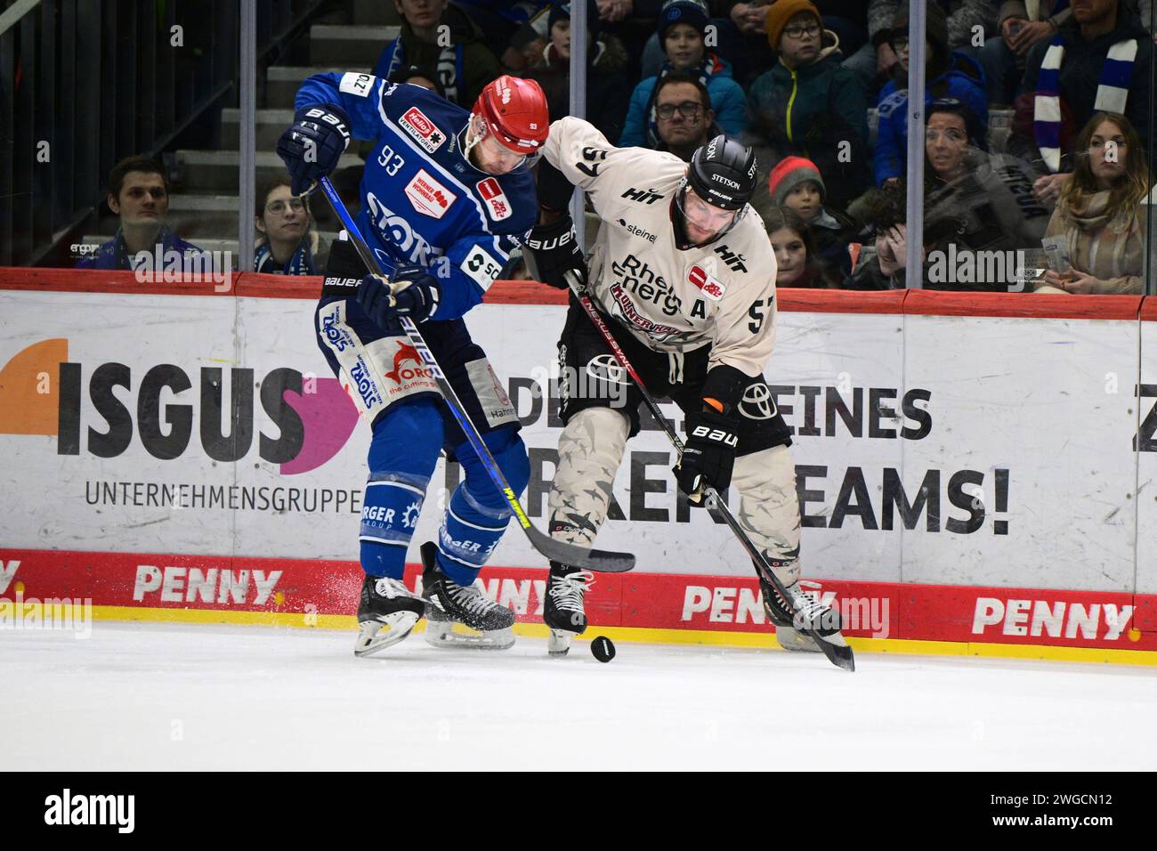Schwenningen, Deutschland. 04th Feb, 2024. (v.l.n.r.) Sebastian Uvira ...