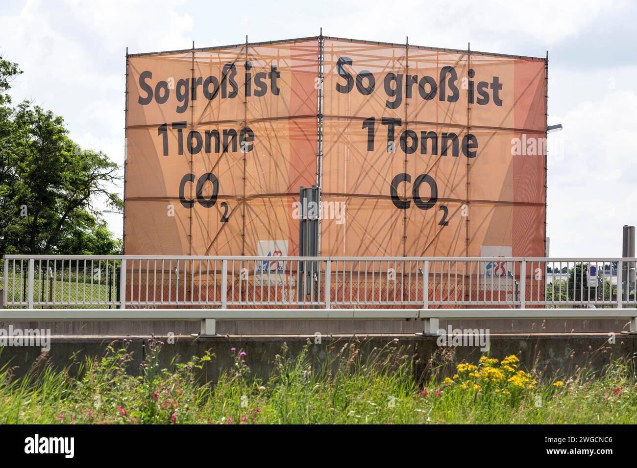 How big is a ton of co2 hi-res stock photography and images - Alamy