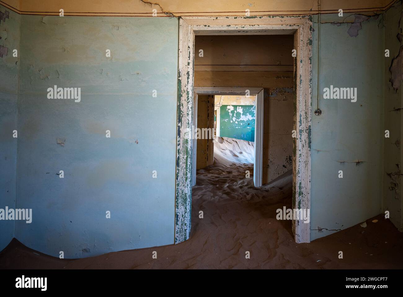 An aged room with dirt scattered across the floor Stock Photo - Alamy
