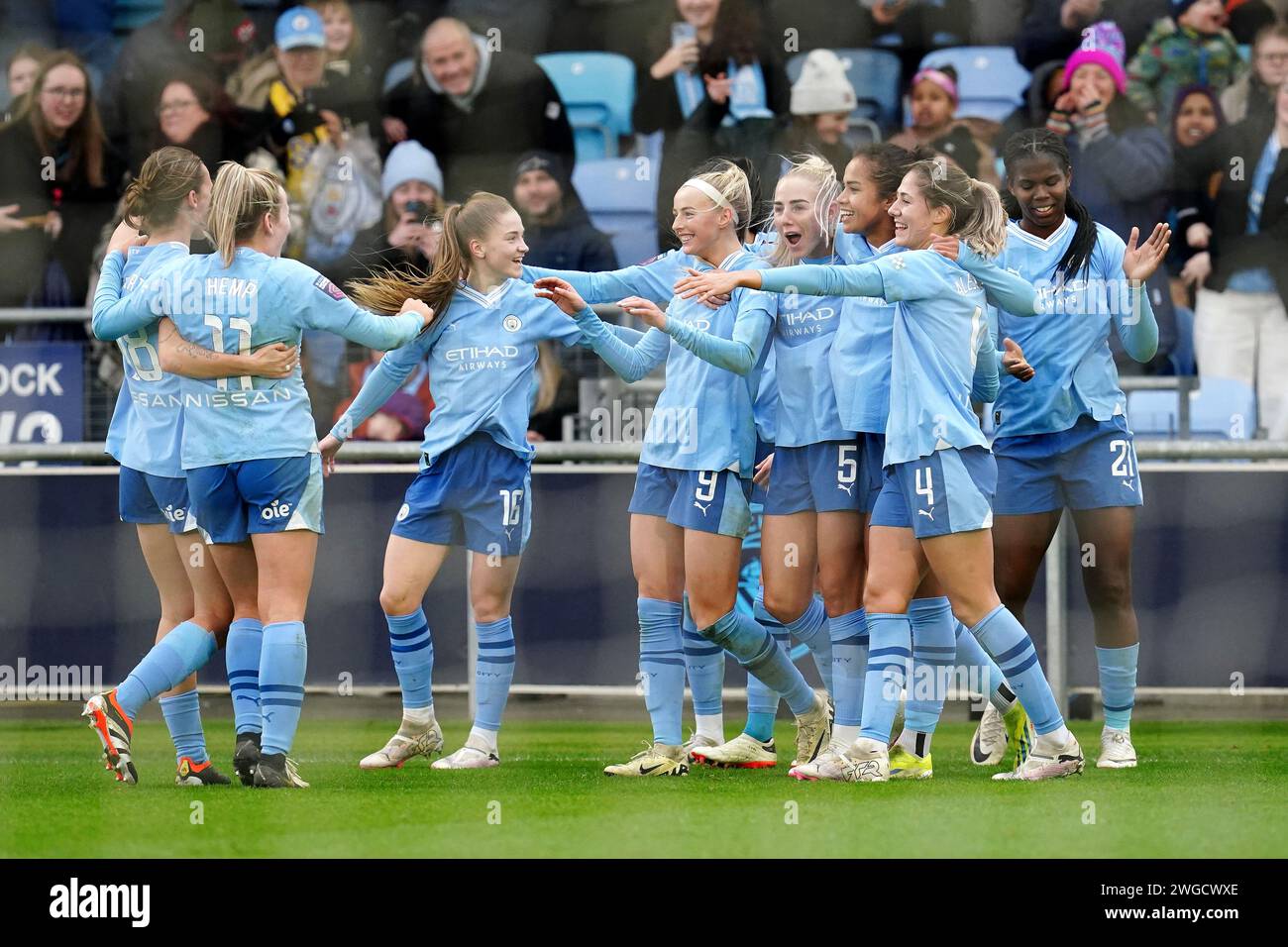 Manchester City's Chloe Kelly (centre) celebrates with teammates after ...