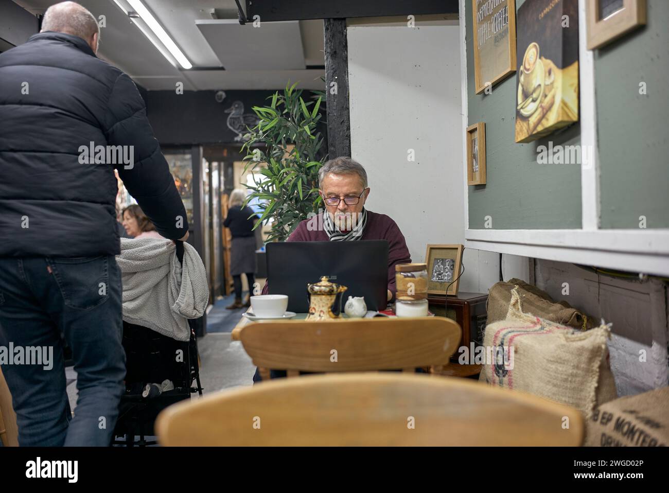 Cafe laptop cafes computer hi-res stock photography and images - Alamy