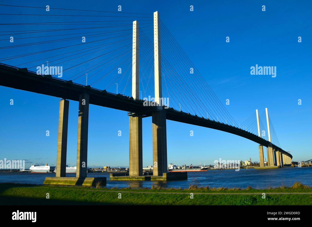 Queen elizabeth ii toll bridge hi-res stock photography and images - Alamy