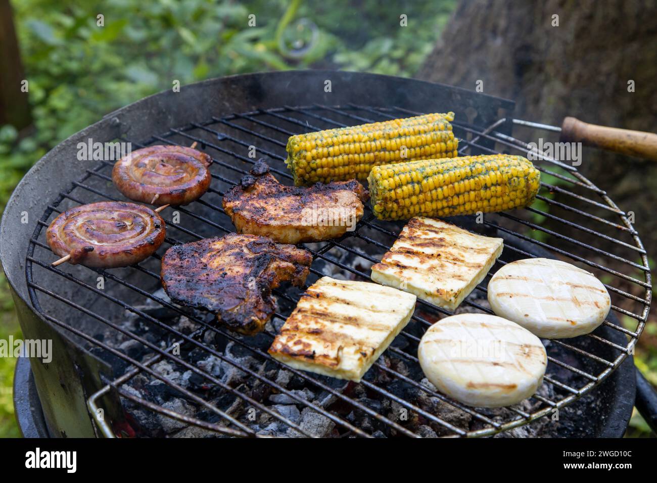 Fleisch auf holzkohlegrill hi-res stock photography and images - Alamy