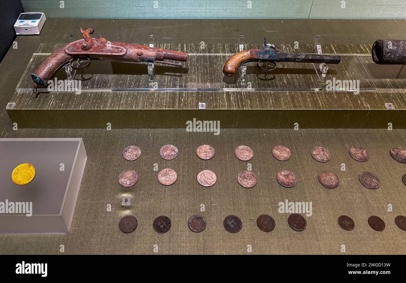 Revolvers antiques hi-res stock photography and images - Alamy