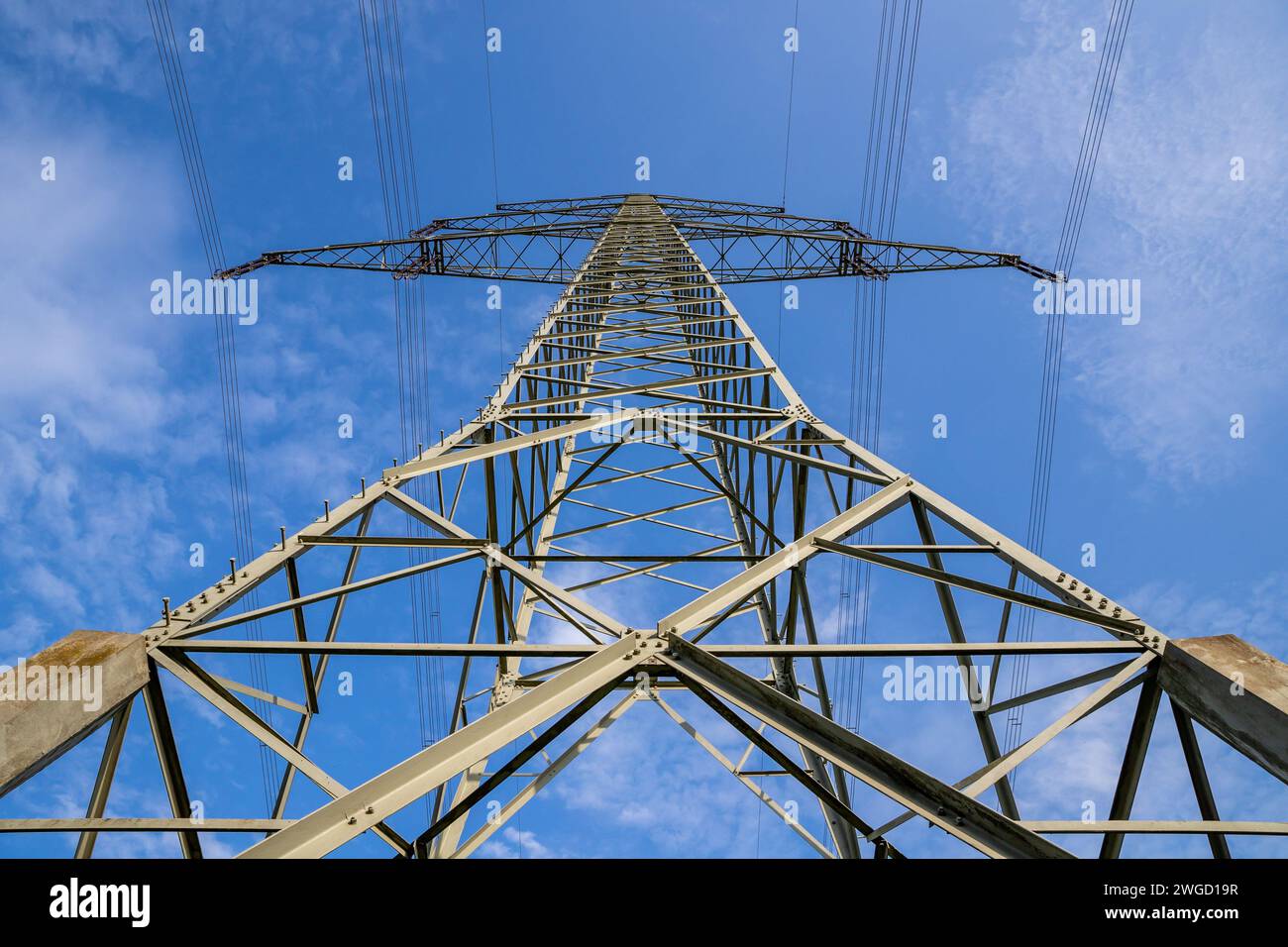 Strommasten auf dem Land Stock Photo - Alamy