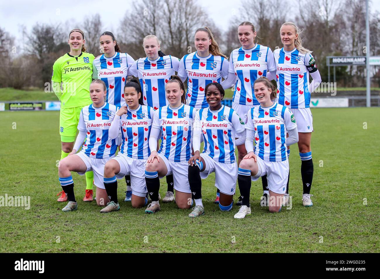 HEERENVEEN, NETHERLANDS - FEBRUARY 4: Teamphoto with Goalkeeper Jasmijn ...