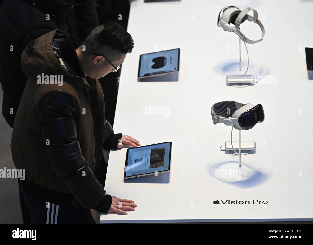 Photo by: NDZ/STAR MAX/IPx 2024 2/3/24 The Apple Vision Pro headset is seen on display at the ...
