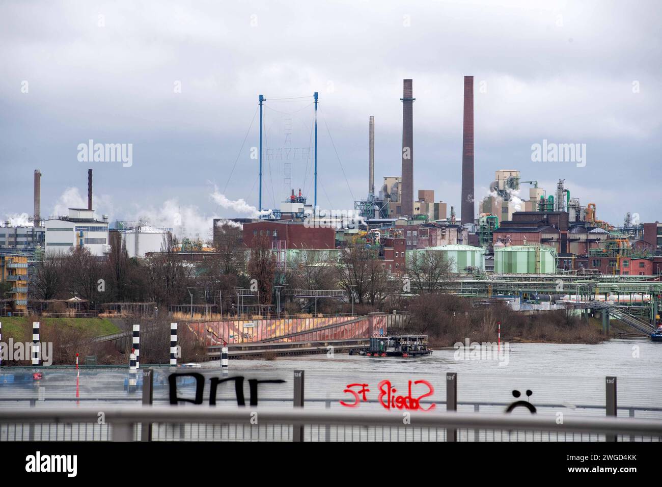Blick auf den Chempark Leverkusen, Bayer-Werk, Lanxess, Covestro ...