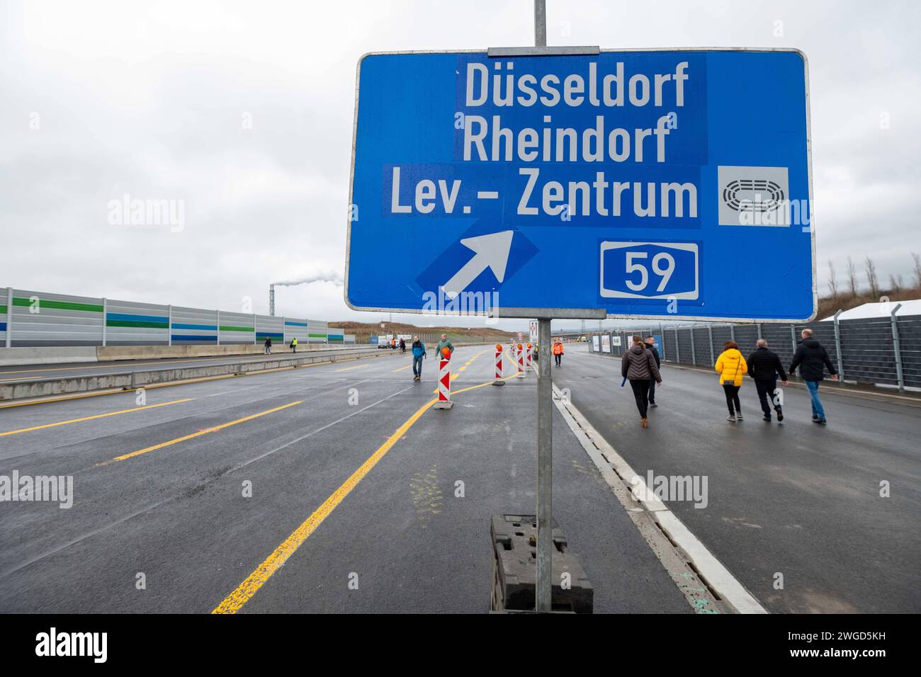 Blick auf die neue Bruecke in oestliche Richtung Richtung Leverkusen, noch ohne Autos, Freigabe ...