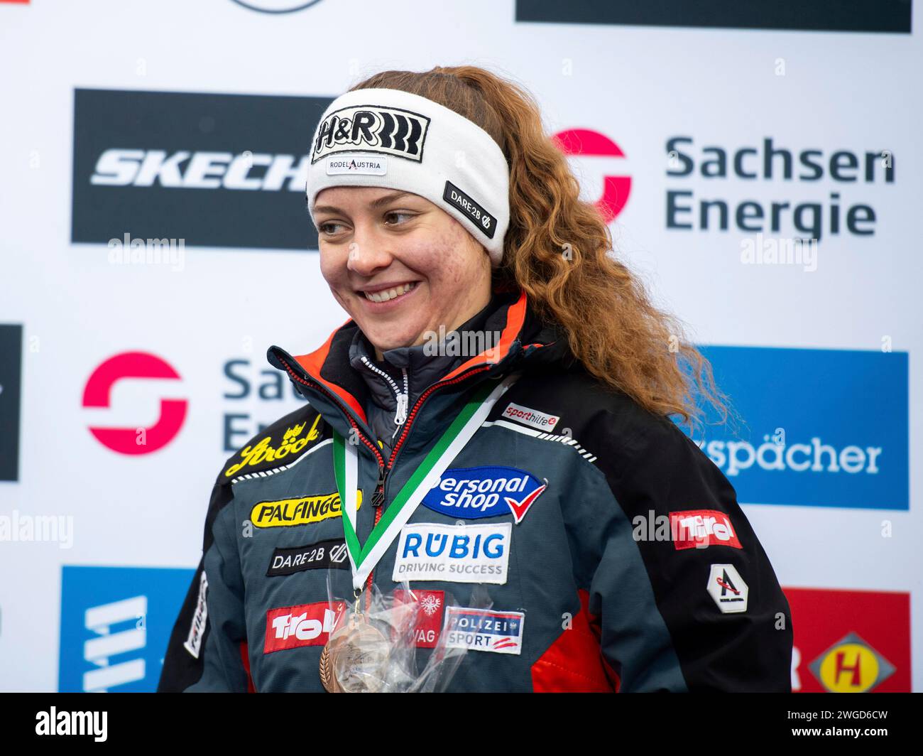 Lisa Schulte (Oesterreich) freut sich bei der Siegerehrung auf dem ...