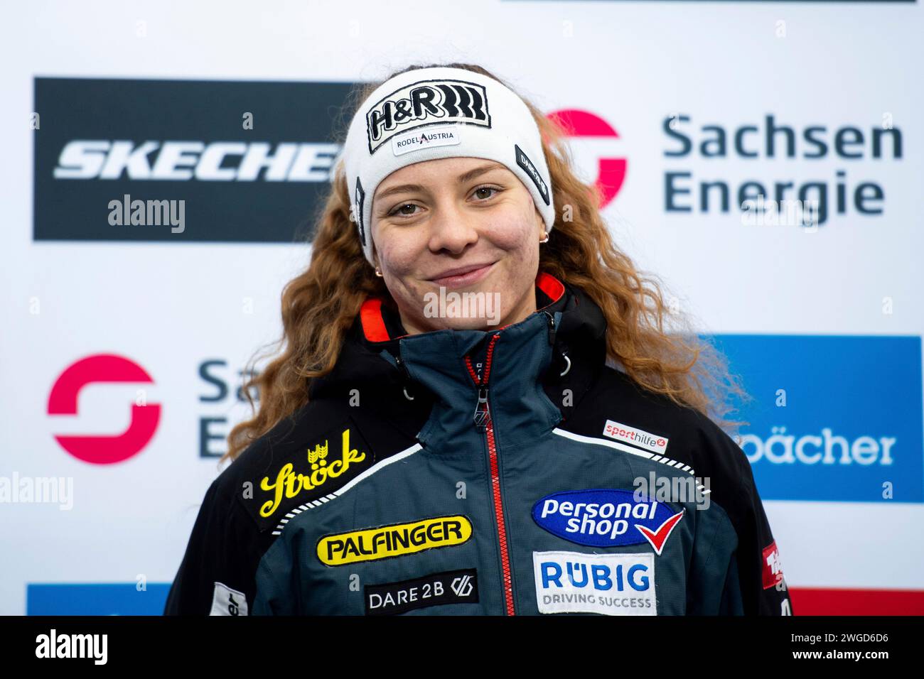 Lisa Schulte (Oesterreich) freut sich bei der Siegerehrung auf dem ...