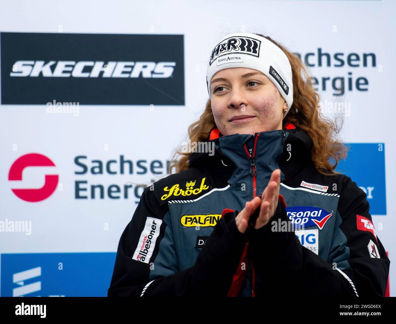 Lisa Schulte (Oesterreich) freut sich bei der Siegerehrung auf dem ...